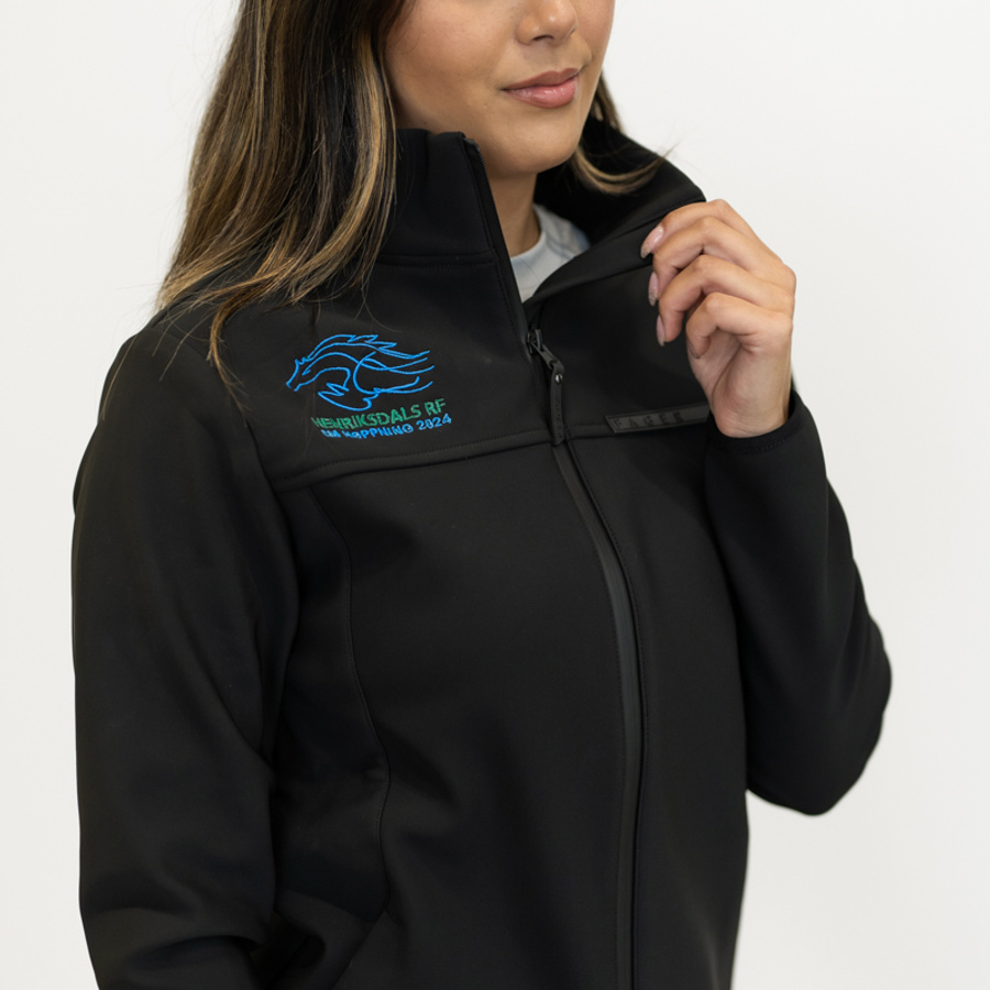 Bonnie Softshell Jacka SM Henriksdal logga